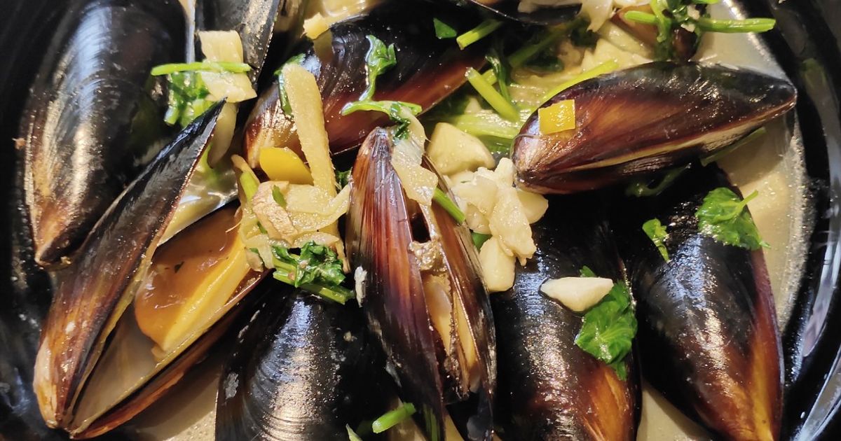 Steamed Mussels With Garlic And Ginger Recipe by Meme - Cookpad
