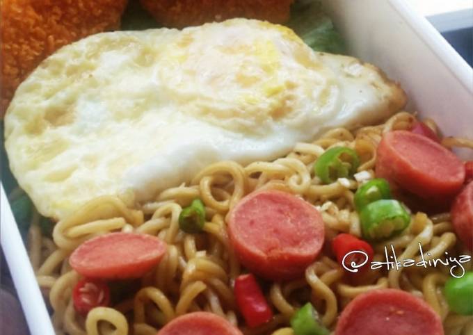 Resep Mie Goreng Sosis Nuget 😘 oleh AtikaDiniya - Cookpad