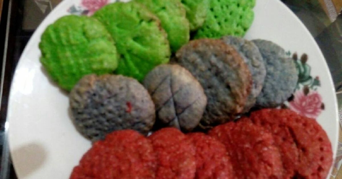 Coloured Cookies Recipe by chef dimarley - Cookpad