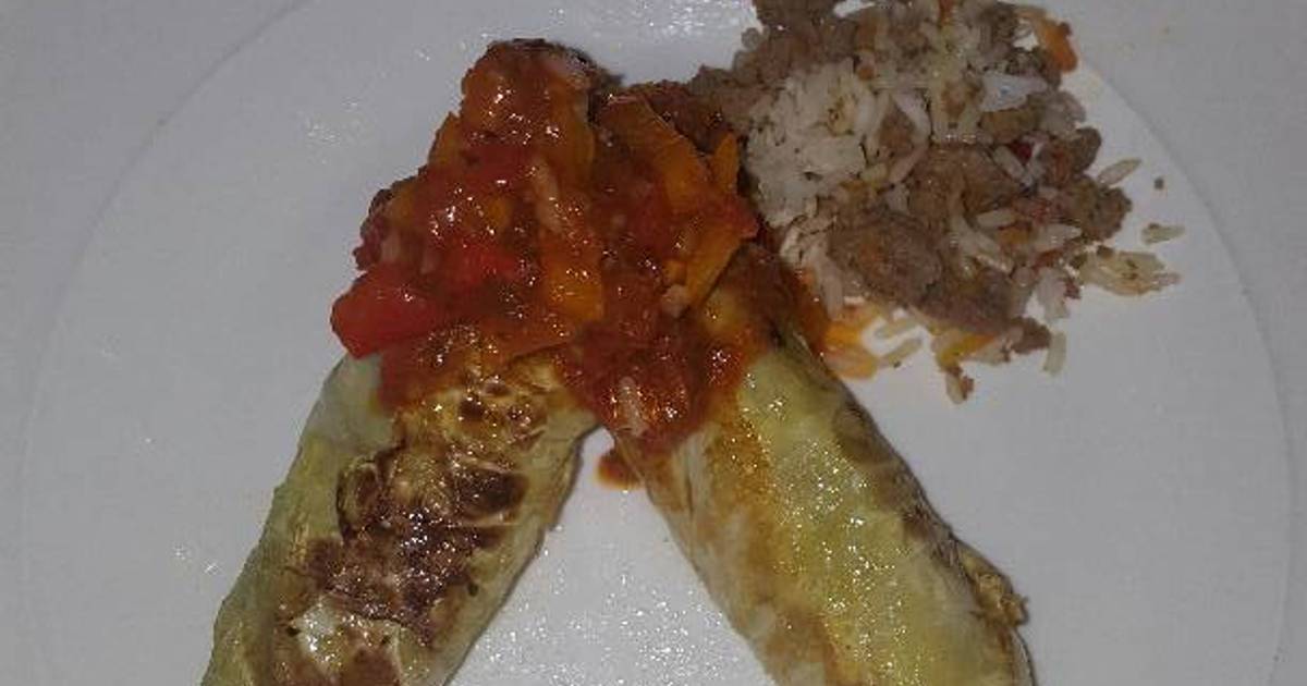 Rollos de repollo rellenos con carne y arroz con salsa al estilo casero ...