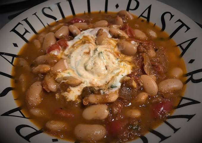 Haricots Tarbais Aux épices Et à La Tomate Sauce Au Yaourt Et Au
