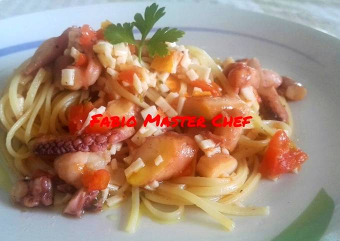 Ricetta Bavette con Tentacoli di Calamari e Surimi di Granchio sfumati ...