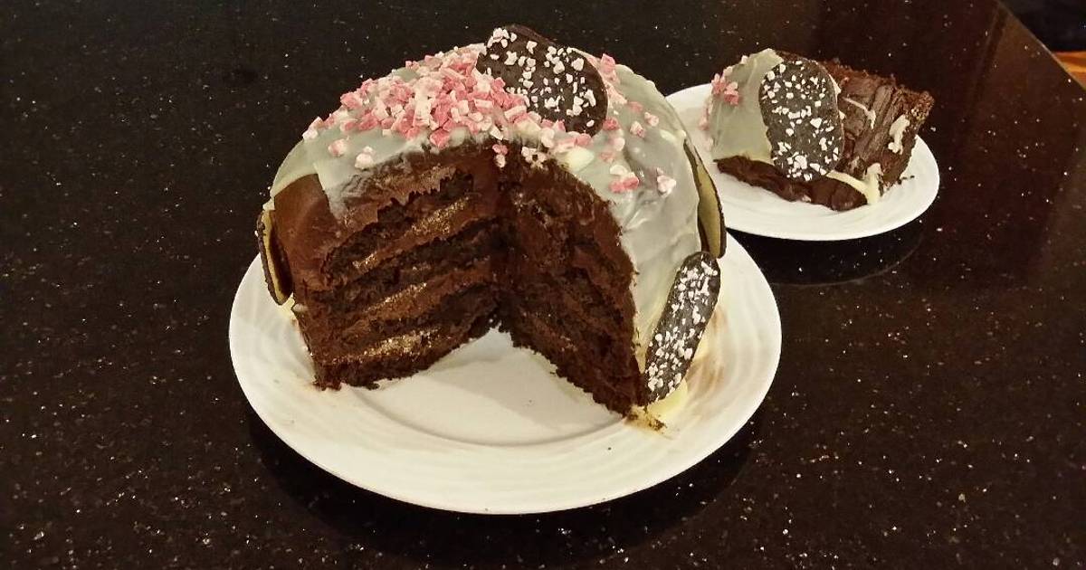 Chocolate Peppermint Crunch Layer Cake Recipe by fenway - Cookpad