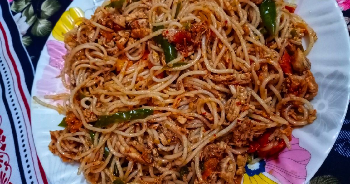 Spicy Chicken Chowmein Recipe by Misbah Rasheed Qureshì - Cookpad