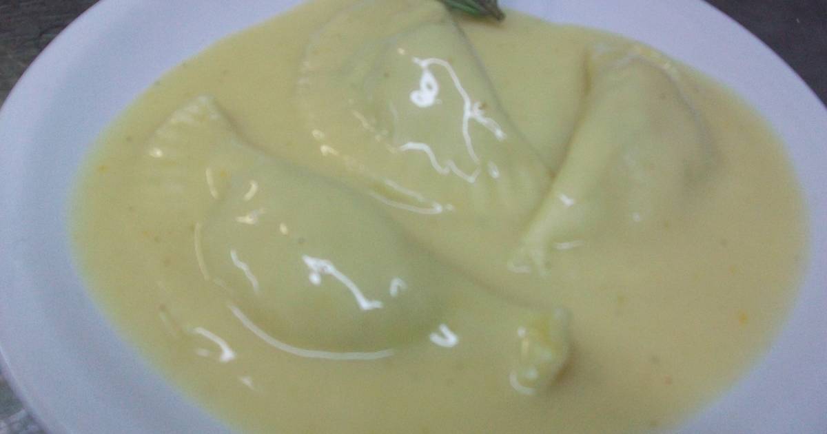Agnolotis de pollo y vegetales con salsa de vino blanco y reducción de ...