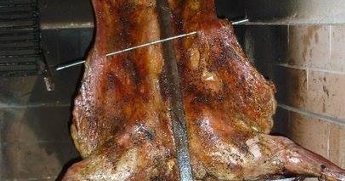 Asado A La Cruz De Cordero Receta de Mario H. Davi