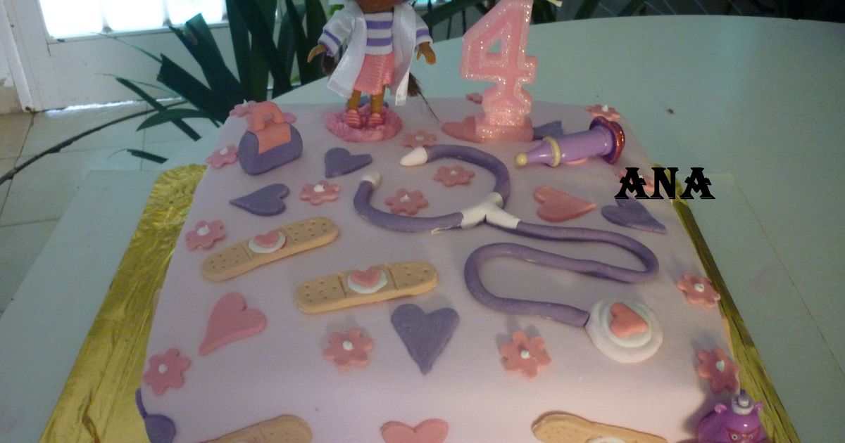 Torta Cumpleaños Doctora Juguete Nena De 4 Años Receta de GRINGA- Cookpad