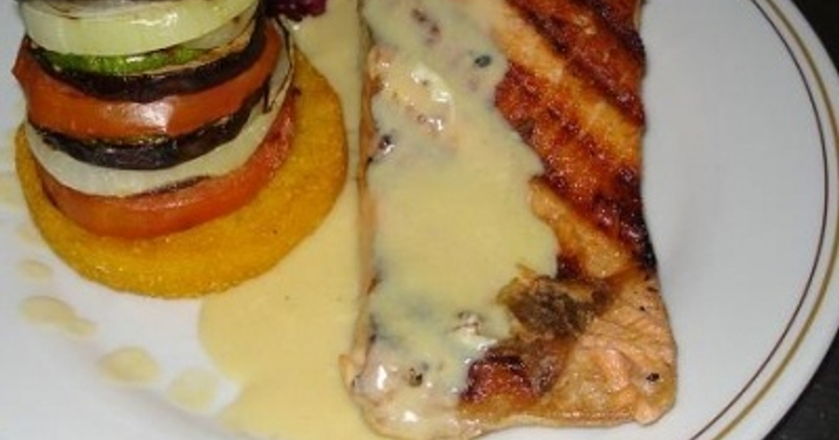 Salmón Al Vino Blanco Con Vegetales Grillados Sobre Polenta Frita ...