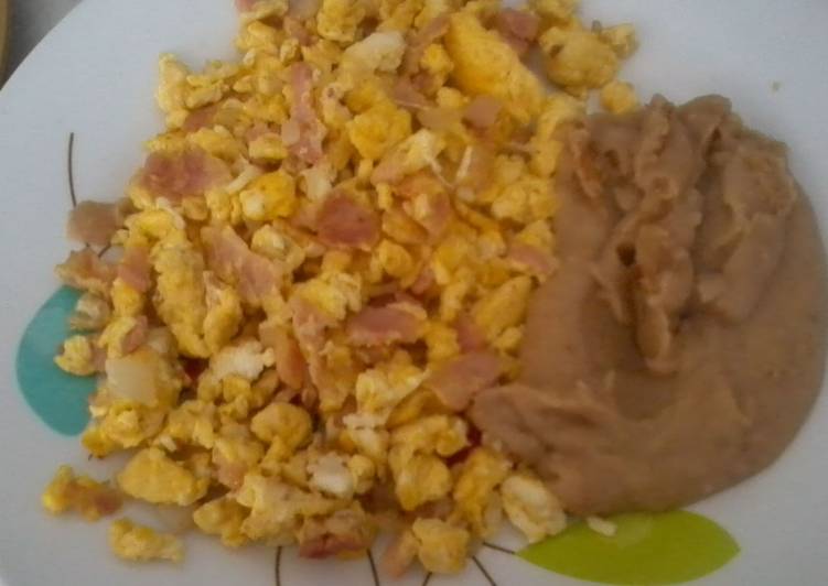 Huevo con tocino Receta de joanniitha- Cookpad