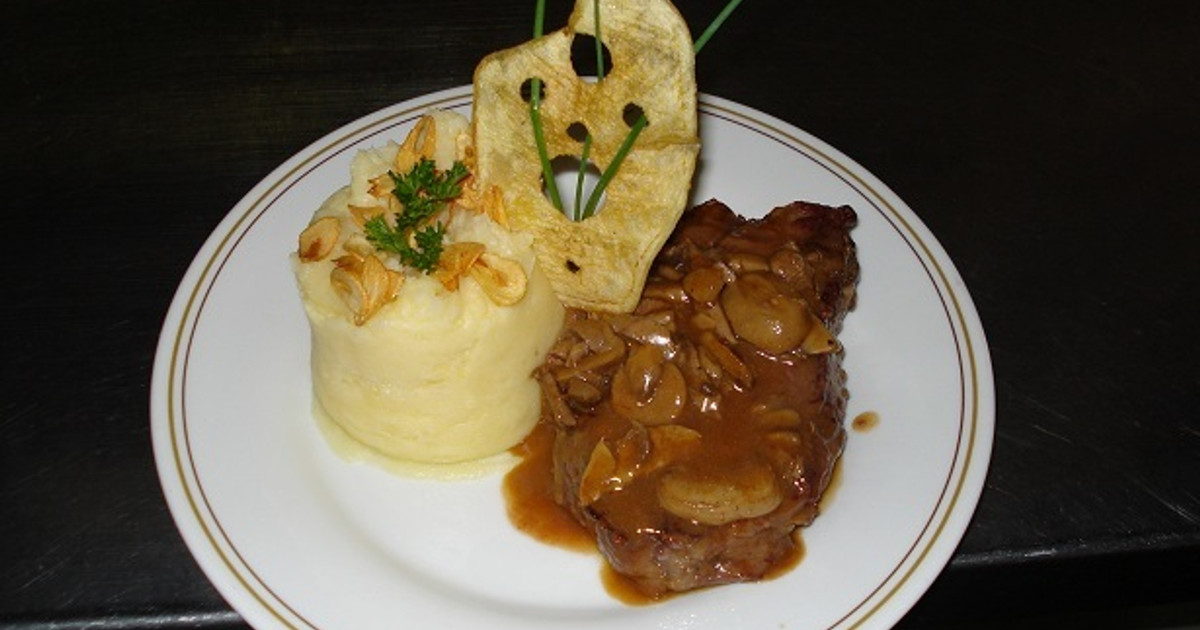 Bifes De Chorizo A La Zíngara Con Puré De Papas Y Chips De Ajo Receta ...