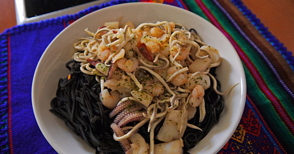 Pasta Negra Con Gulas Y Sepia Al Ajillo Receta de ruthywen- Cookpad