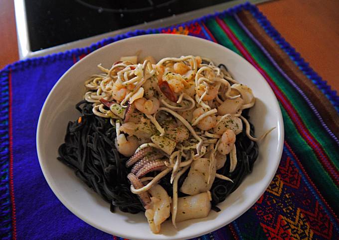 Pasta negra con gulas y sepia al ajillo Receta de ruthywen- Cookpad