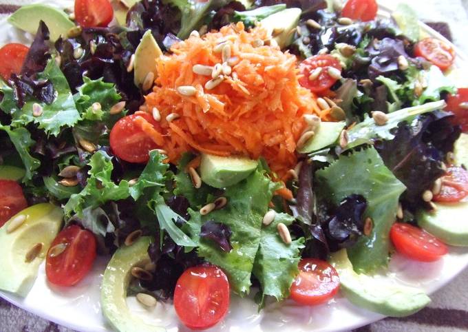 Ensalada De Lechugas Aguacate Y Tomates Con Aliño De Piñones Receta De