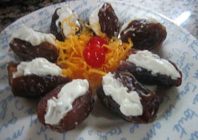 Dátiles rellenos con mousse de almendras y decorados con huevo hilado ...