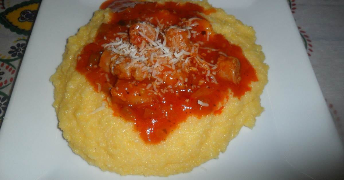 Polenta Con Queso Cremoso Y Salchichas En Salsa De Tomate Receta de ...