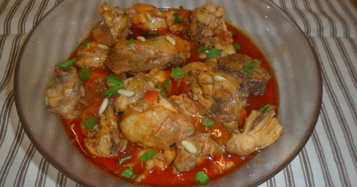 Pollo Con Piñones En Salsa De Tomate Receta de Gabriela Diez- Cookpad