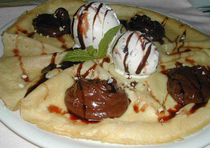Crêpes con helado de stracciatella, dulce de leche y reducción de Pedro ...