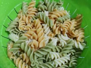 Ensalada templada de pasta, gulas, gambas y granada Receta de hoy ...